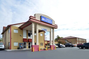 Um saguão com uma placa indicando 'Americas Best Value Inn'.