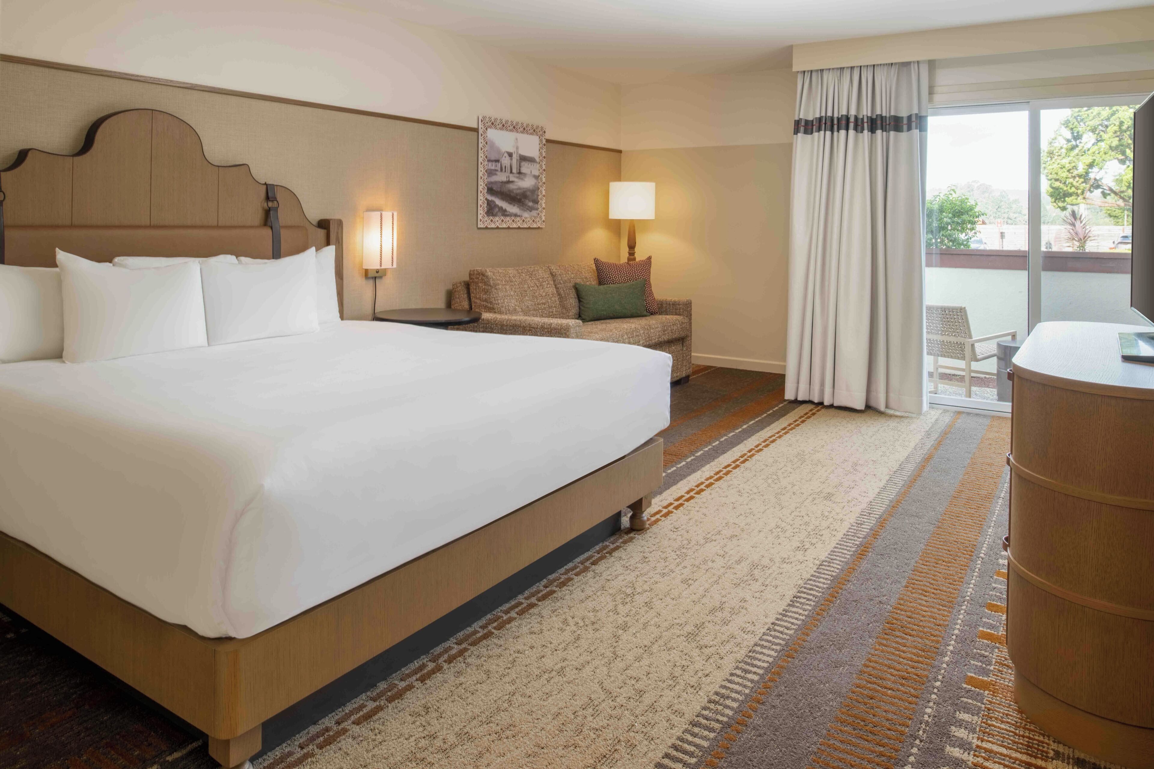 Suíte júnior, 1 cama King e sofá-cama, varanda, vista para o resort | Roupas de cama premium, edredons de pluma, cofres nos quartos