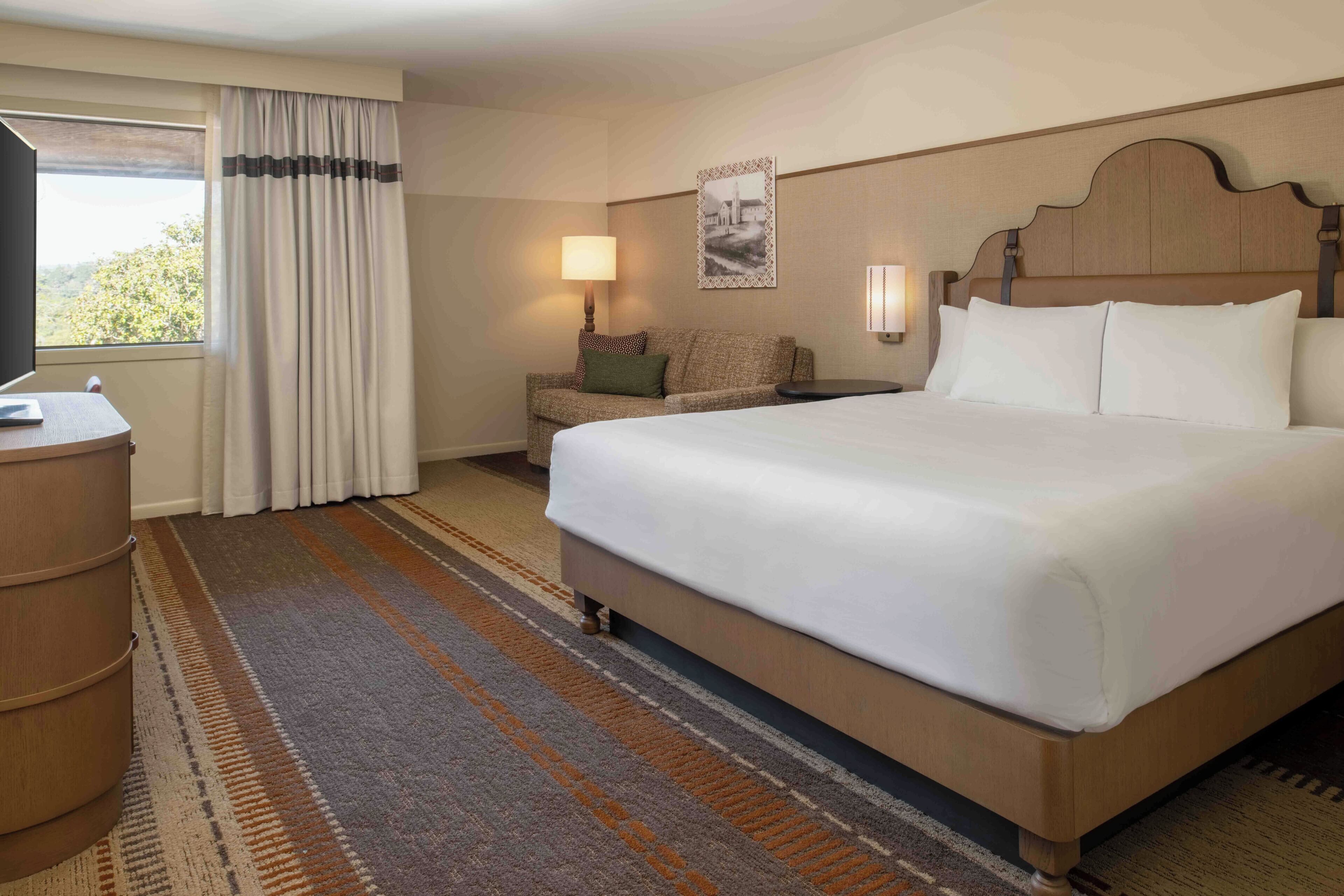 Suíte júnior, 1 cama King e sofá-cama, vista para o resort | Roupas de cama premium, edredons de pluma, cofres nos quartos