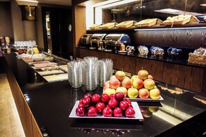 Café da manhã com buffet todos os dias (EUR 23 por pessoa) 