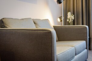 Roupa de alta qualidade, cofre no quarto, secretária 