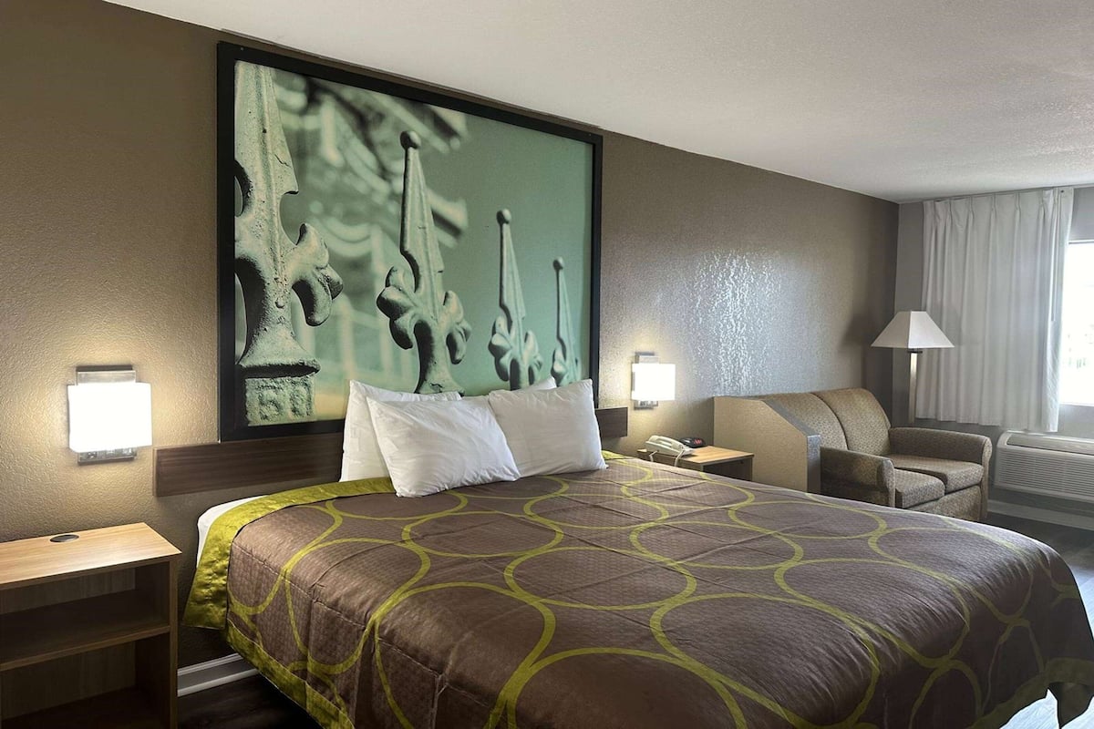 Quarto Standard, 1 cama king-size | Secretária, cortinas/cortinados opacos