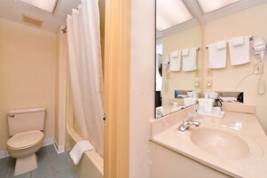 Quarto, 1 cama king-size | Casa de banho | Artigos de higiene pessoal grátis, um secador de cabelo 