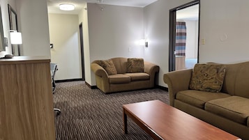 One-Bedroom Suite, 1 King Bed, Non Smoking | Escrivaninha, cortinas blackout, ferros/tábuas de passar roupa