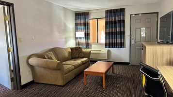 One-Bedroom Suite, 1 King Bed, Non Smoking | Secretária, cortinas/cortinados opacos, ferro/tábua de engomar