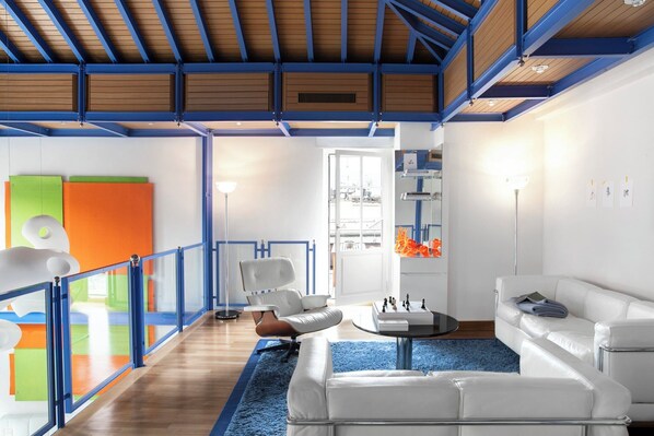 Design Loft Suite | Roupa hipoalergénica, minibar grátis, cofre no quarto 