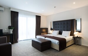 Suite Júnior | Cofre no quarto, secretária