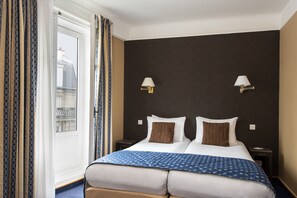 Cofre no quarto, com decoração personalizada 