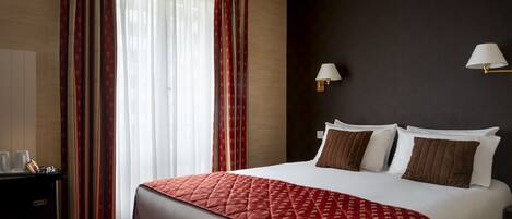 Cofre no quarto, com decoração personalizada