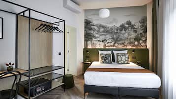 Quarto Duplo Superior (Florist) | Cofre no quarto, com decoração personalizada