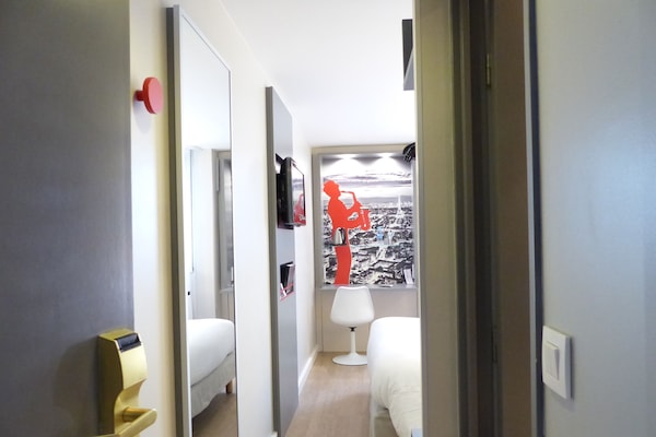 Roupa de alta qualidade, cofre no quarto, secretária