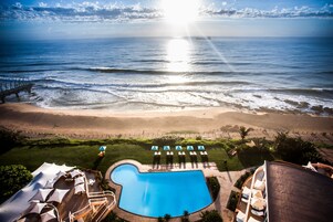 Piscina externa, guarda-sóis, espreguiçadeiras