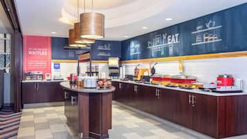 Café da manhã com buffet grátis todos os dias
