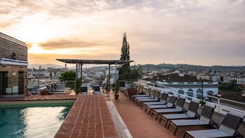 Piscina externa, funciona das 9h às 20h30, guarda-sóis, espreguiçadeiras