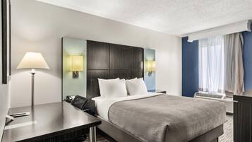 Quarto standard, 1 cama Queen, para não fumantes | Cofres nos quartos, escrivaninha, espaço de trabalho para notebook