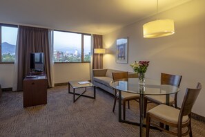 Minibar, cofre no quarto, secretária, ferro/tábua de engomar 