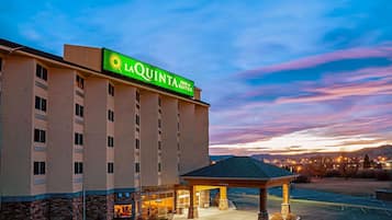 Um hotel com uma grande placa exibindo