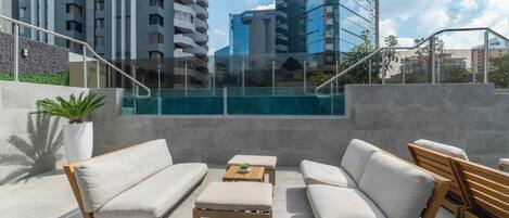 Piscina exterior, da(s) 10:00 à(s) 18:00, guarda-sóis, espreguiçadeiras