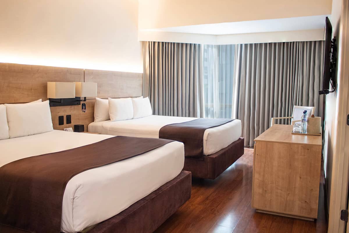 Suite, várias camas, não fumadores (Upgrade) | 1 quarto, camas de colchão pillowtop, cofre no quarto, secretária