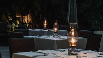 Serviço de café da manhã, culinária internacional, vistas para o jardim