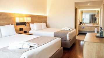 Executive Suite, 2 Queen Beds | 1 quarto, camas com colchões pillow-top, cofres nos quartos