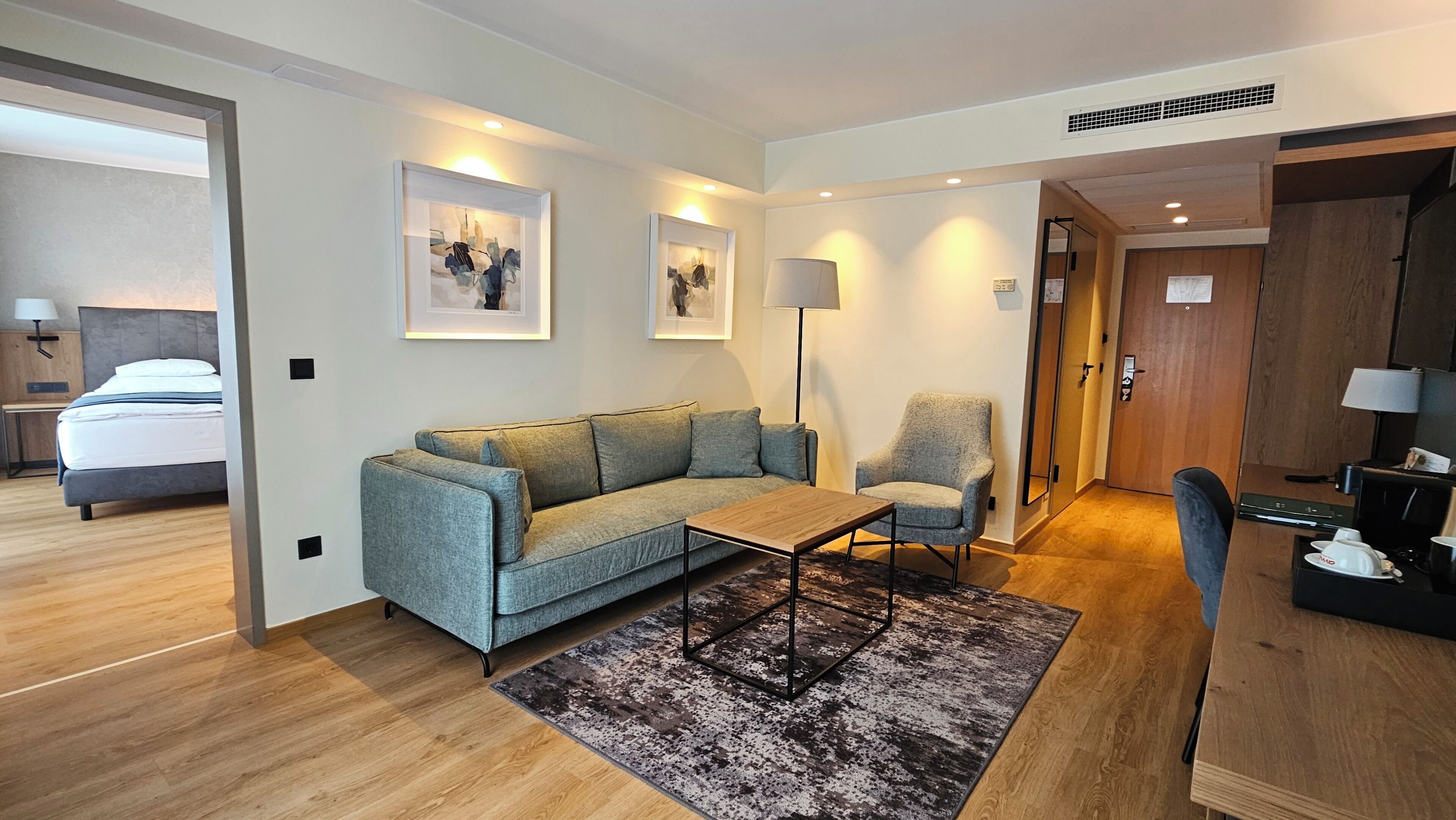 Roupa de alta qualidade, camas de colchão pillowtop, minibar 