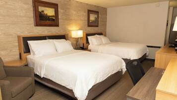 Quarto de hotel com duas camas, uma escrivaninha, uma cadeira e duas mesas de cabeceira com abajures.