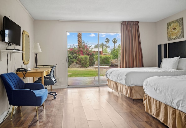 Quarto Básico | Secretária, cortinas/cortinados opacos, ferro/tábua de engomar