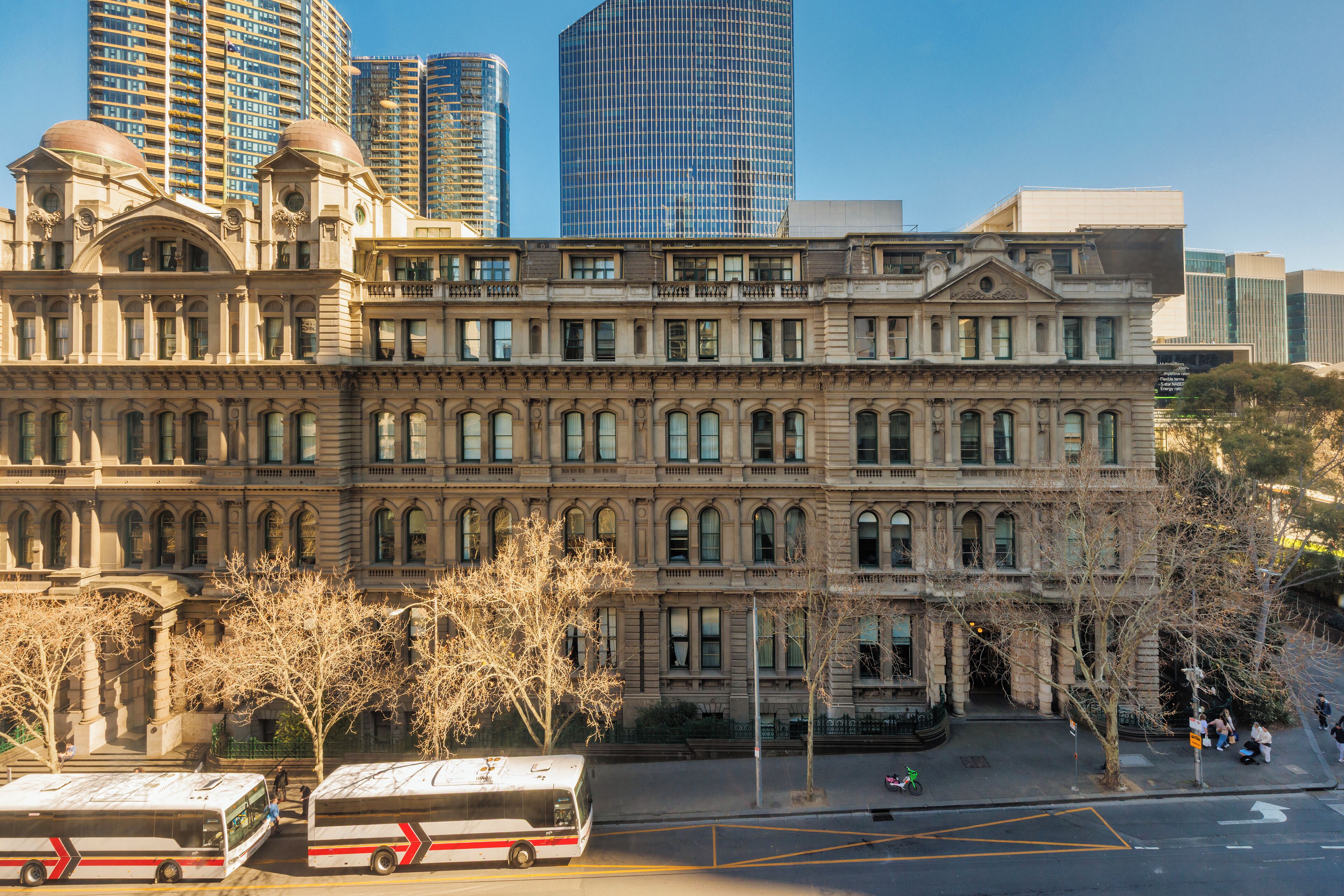 Cofre no quarto, cortinas/cortinados opacos, ferro/tábua de engomar 