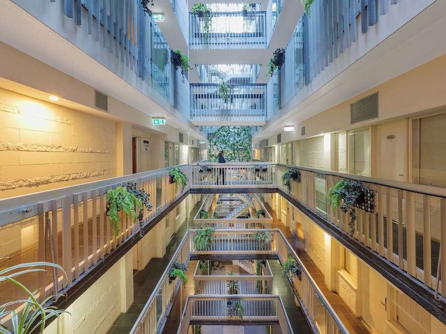 Cofre no quarto, cortinas/cortinados opacos, ferro/tábua de engomar