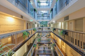 Cofre no quarto, cortinas/cortinados opacos, ferro/tábua de engomar 