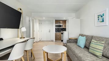 Suíte, 1 quarto | Sala de estar | TV de tela plana 40 polegadas com canais a cabo