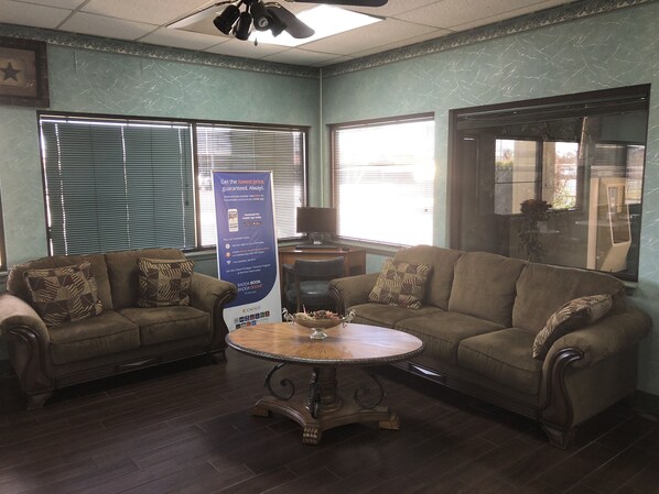 Área de estar no saguão