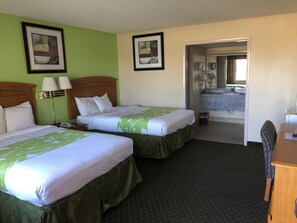 Quarto casal standard, 2 camas de casal, para não fumantes | Escrivaninha, ferros/tábuas de passar roupa, Wi-Fi de cortesia