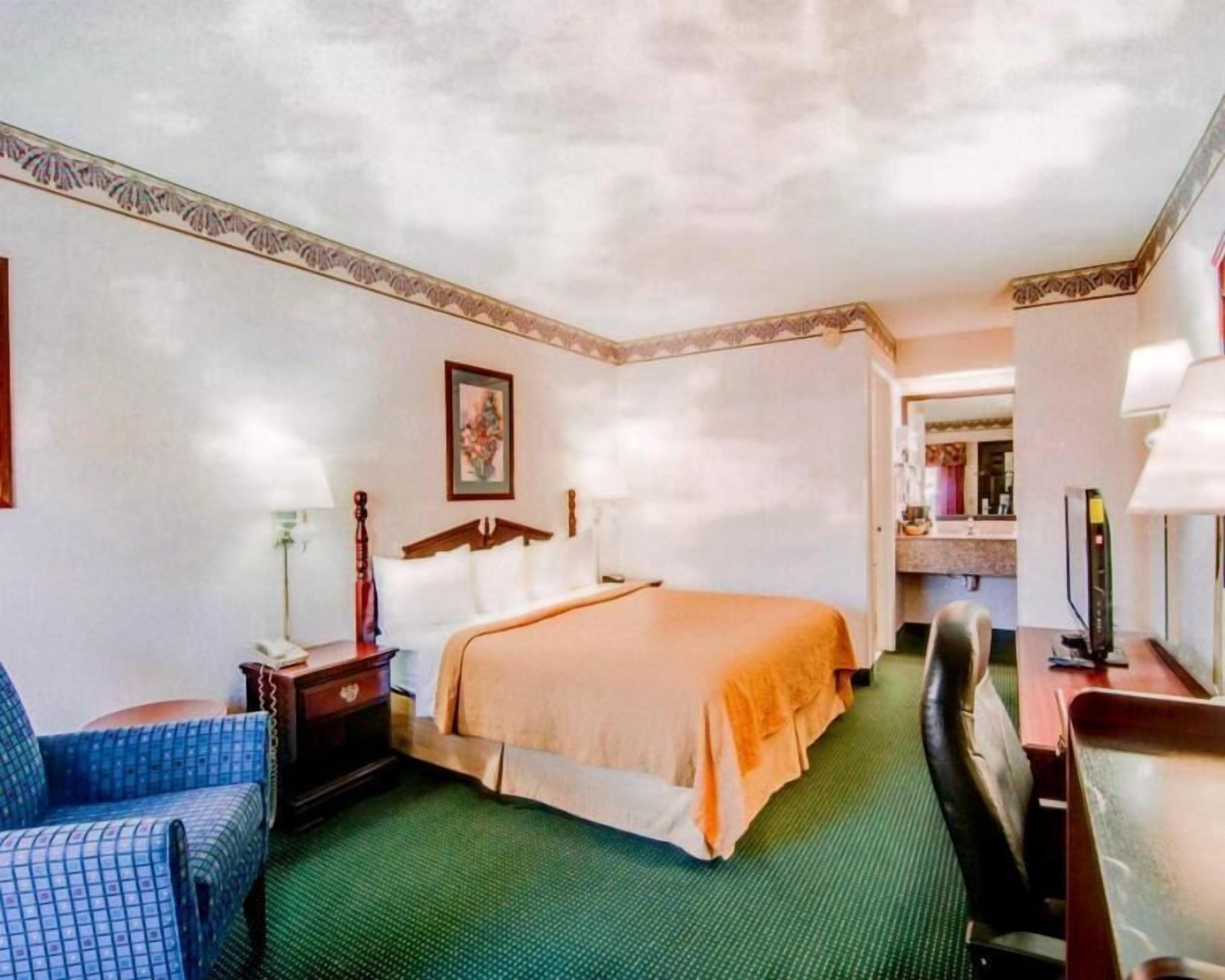 Roupas de cama premium, escrivaninha, espaço de trabalho para notebook