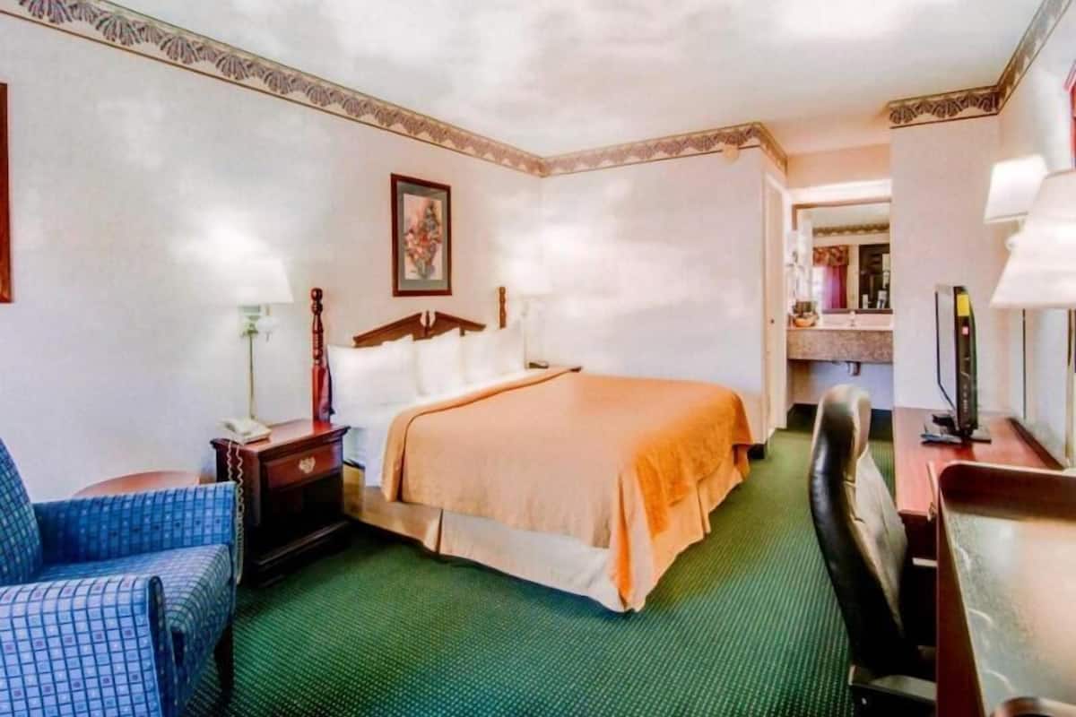 Roupas de cama premium, escrivaninha, espaço de trabalho para notebook