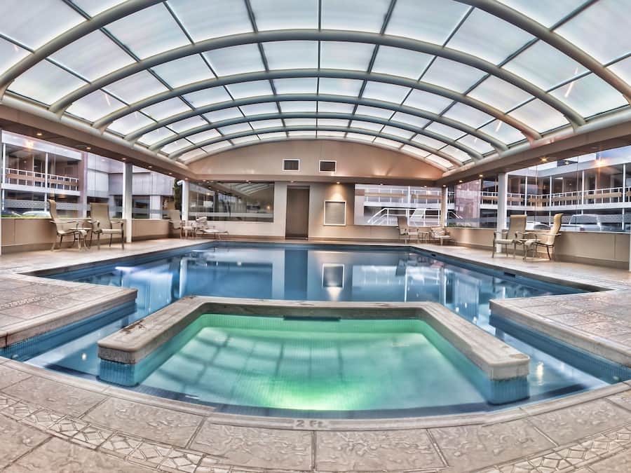 Piscina interior, espreguiçadeiras