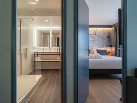 Quarto Privilege, Suite, 1 cama de casal e sofá-cama | Roupa de alta qualidade, secretária, cortinas/cortinados opacos 