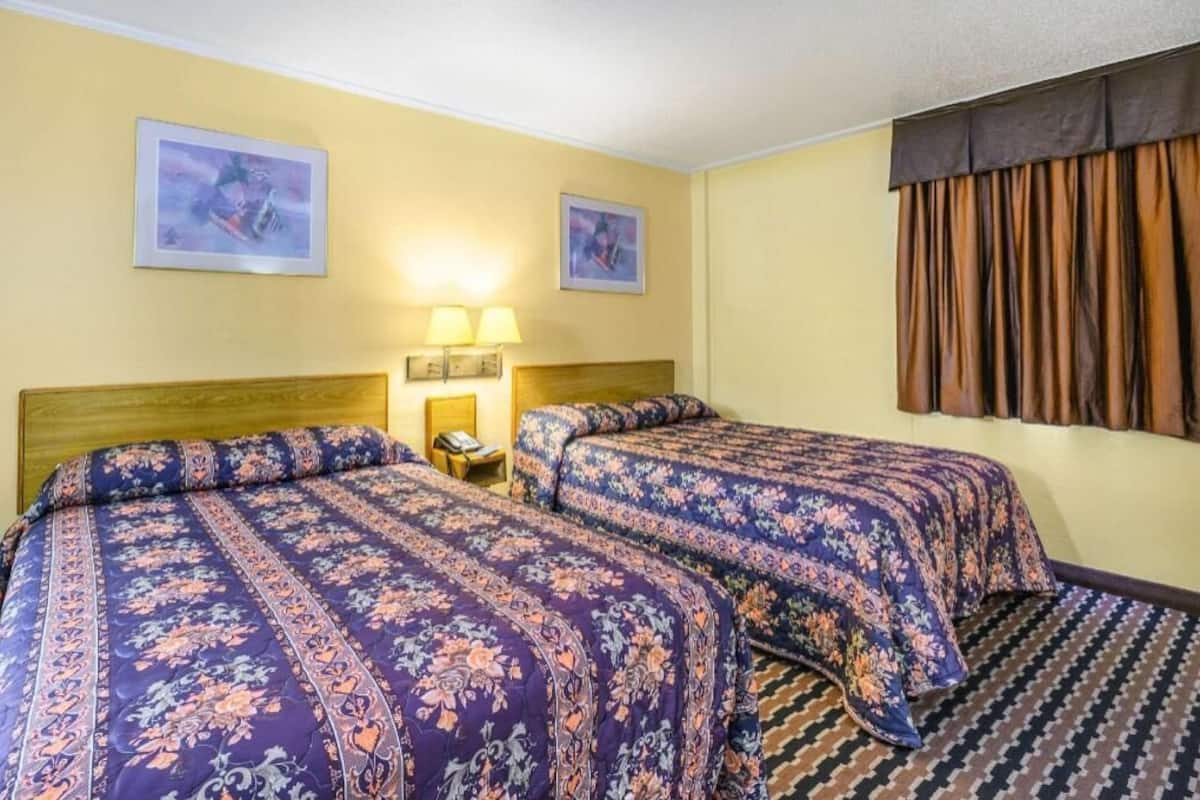 Roupas de cama premium, escrivaninha, cortinas blackout