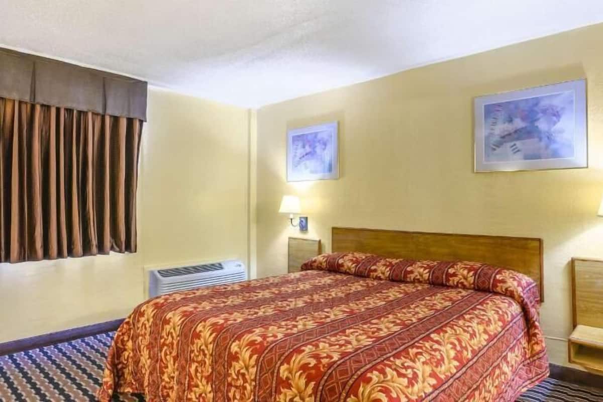 Roupas de cama premium, escrivaninha, cortinas blackout