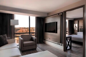 Cofre no quarto, secretária, cortinas/cortinados opacos 