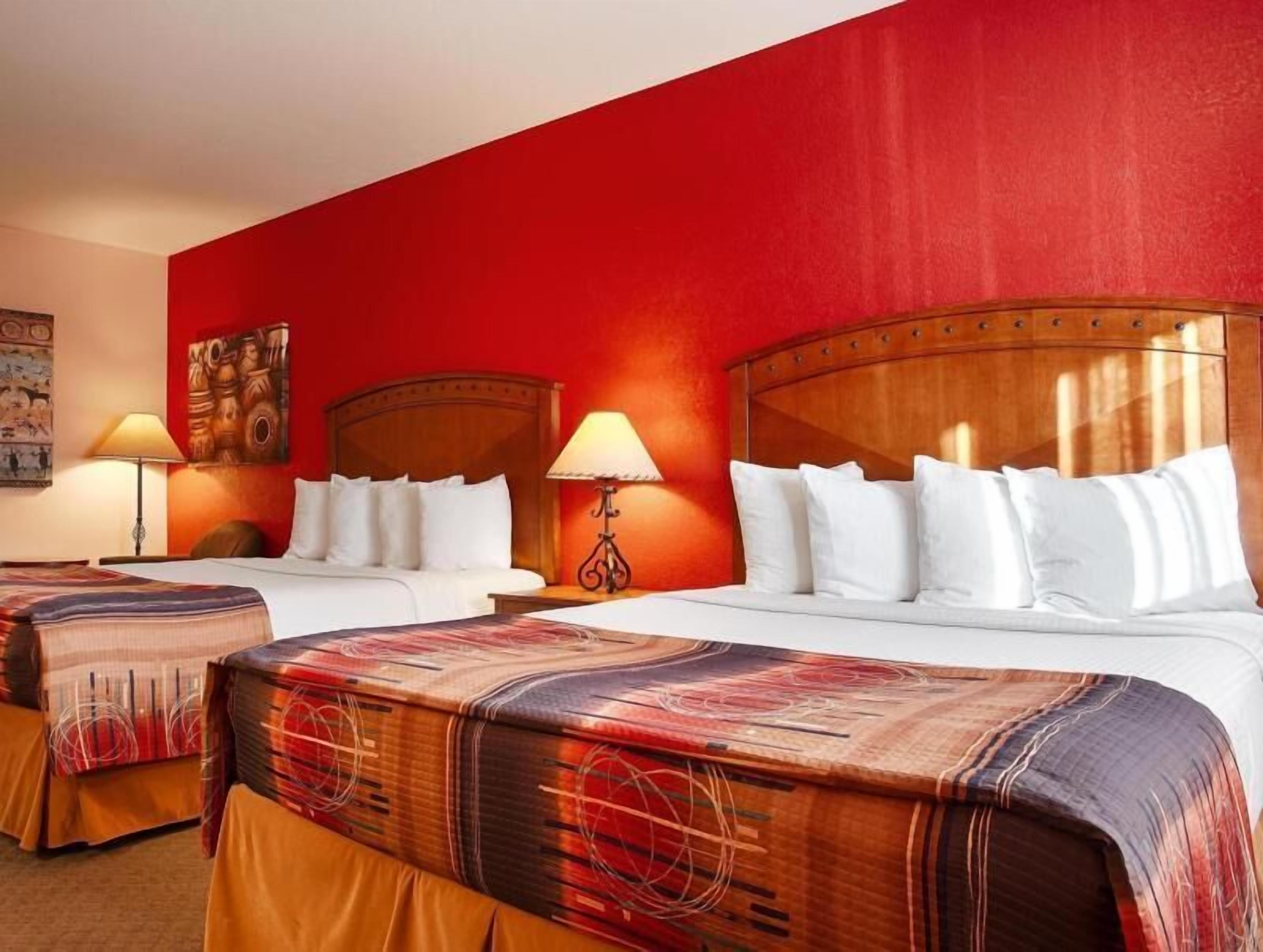 Ferros/tábuas de passar roupa, Wi-Fi (sobretaxa), roupa de cama