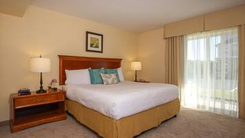 Suíte, 1 cama King | Escrivaninha, espaço de trabalho para notebook, cortinas blackout