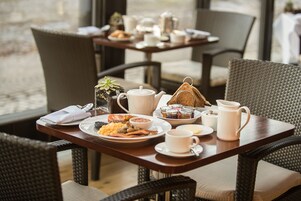 Café da manhã completo todos os dias mediante uma taxa