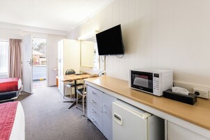 Quarto Duplo ou Twin Básico (Economy) | Kitchenette privada | Um frigorífico, um micro-ondas, uma cafeteira/bule, uma torradeira 