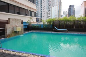 Piscina exterior, espreguiçadeiras 