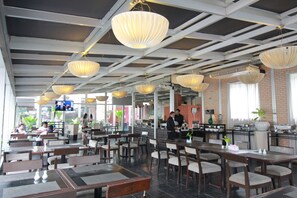 Pequeno-almoço tipo buffet diário (190 THB por pessoa) 