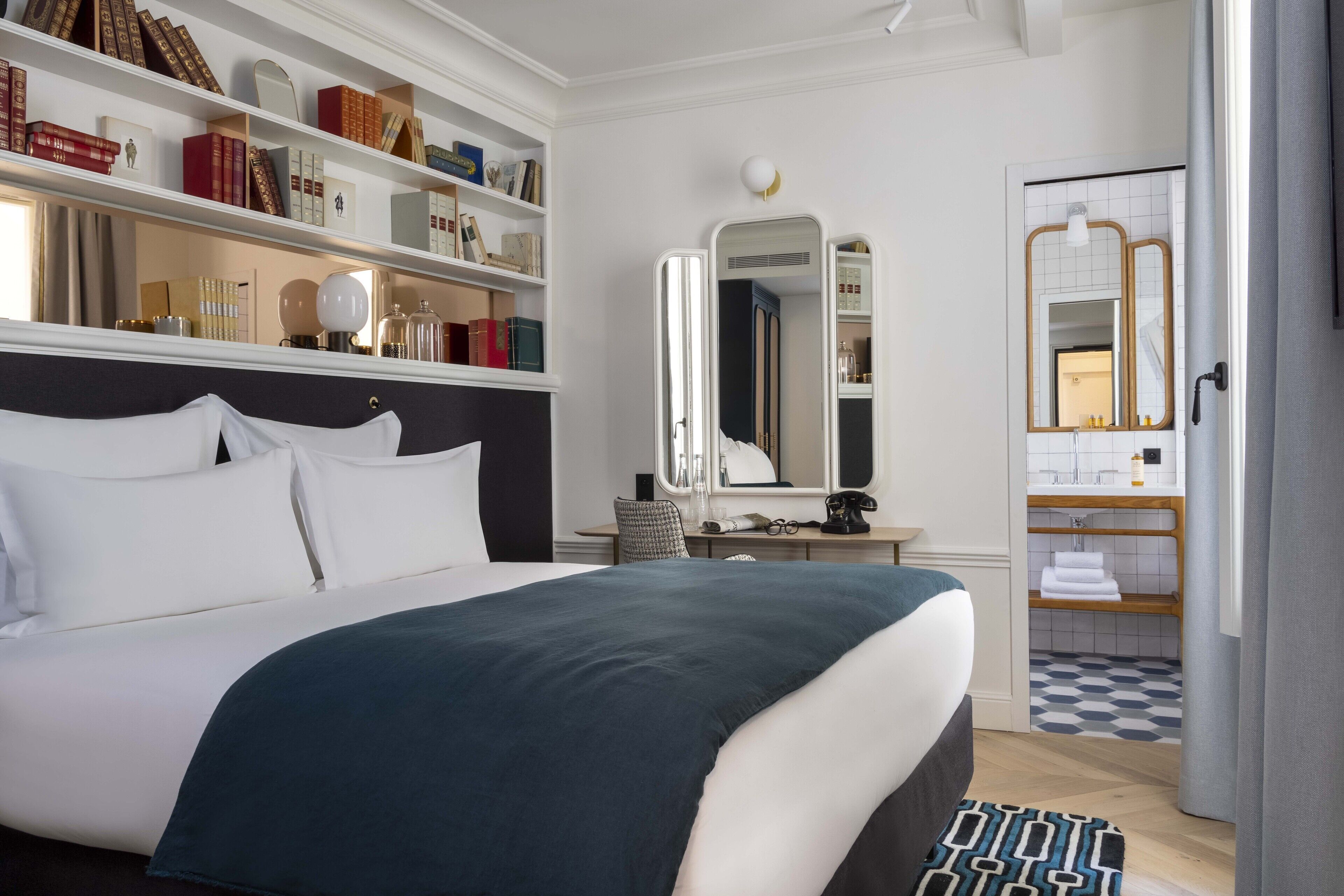 Roupa de alta qualidade, minibar, cofre com capacidade para portátil 