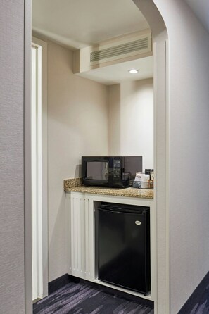 Quarto, 1 cama King | Escrivaninha, espaço de trabalho para notebook