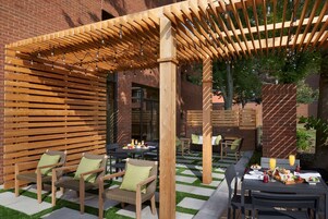 Pequenos-almoços, almoços, jantares servidos, cozinha internacional 